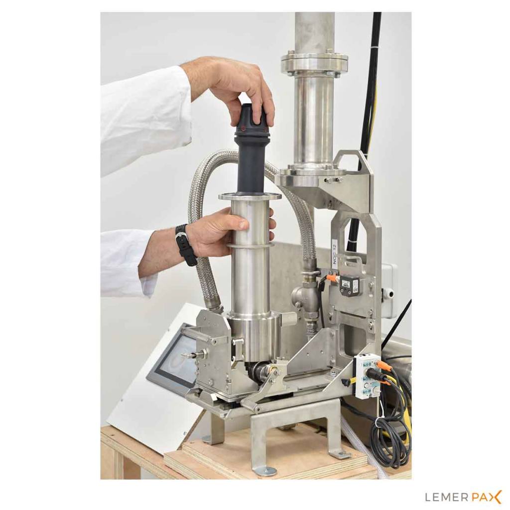 Vacuum sample transfer system for radioactive samples