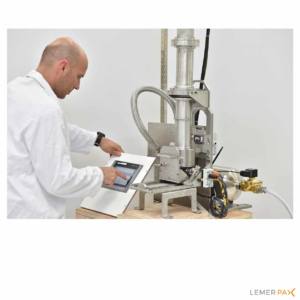 Vacuum sample transfer system for radioactive samples