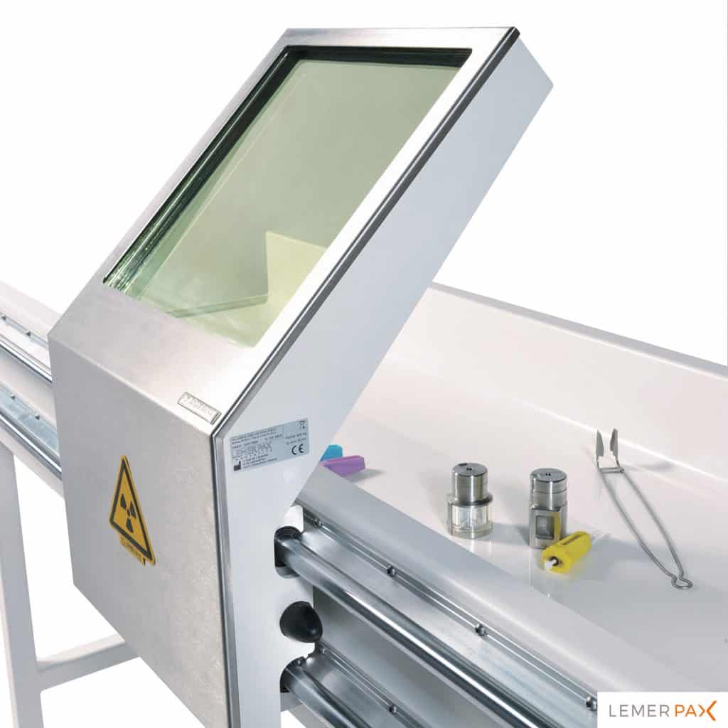 Shielded benchtop - work surface for laboratory and radiopharmacy
