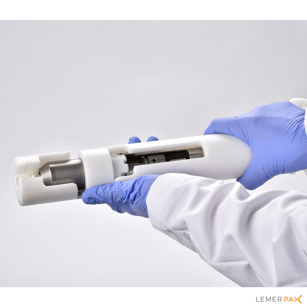 Manujet - manual shielded injector for pharmaceuticals