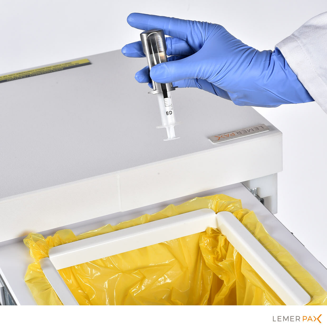 Easydrop - shielded waste bin for radioactive waste