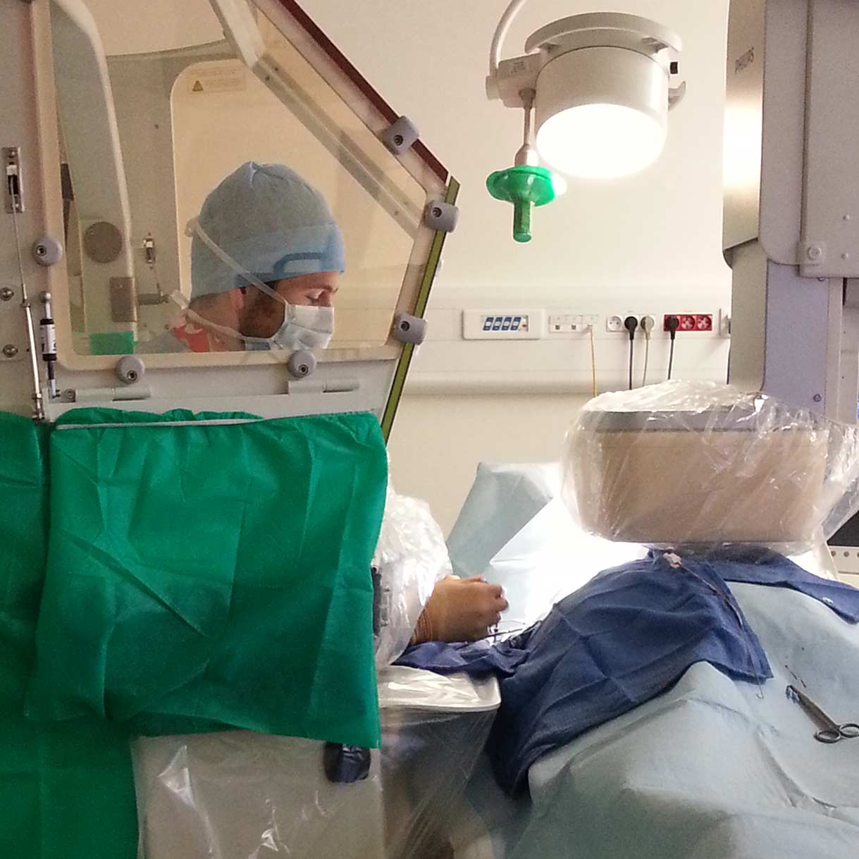 Perfomance of a Radiation Protection Cabin during extraction of cardiac ...