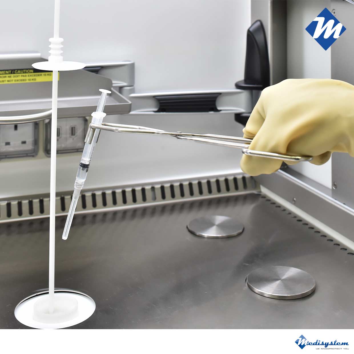 Manipulation tongs to handle the vials remotely - Medisystem